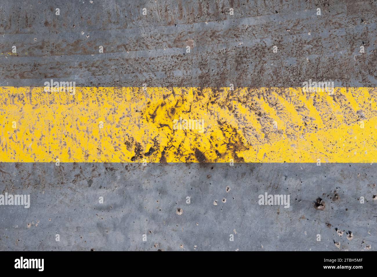 tire print on a single yellow line Stock Photo - Alamy