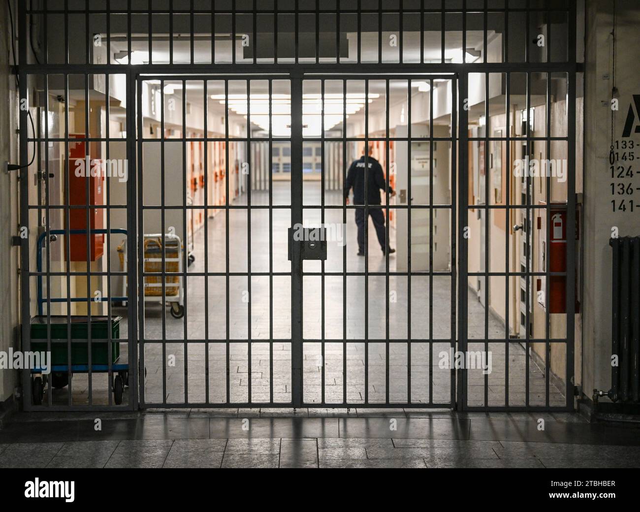Berlin, Germany. 07th Dec, 2023. A prison officer opens a cell door in ...