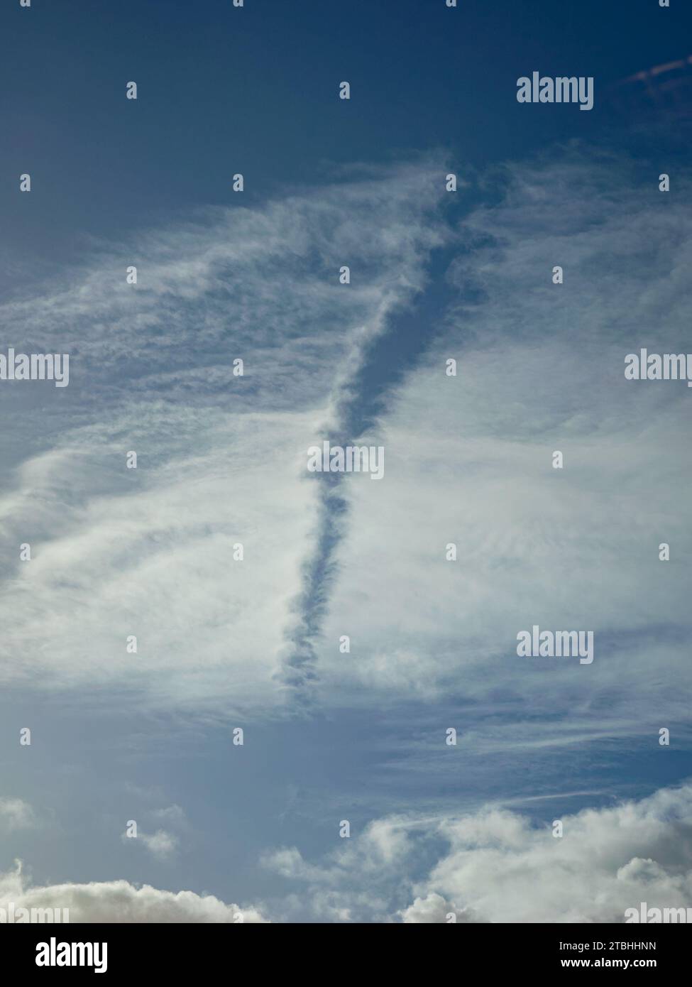 Flight path trail hi-res stock photography and images - Alamy