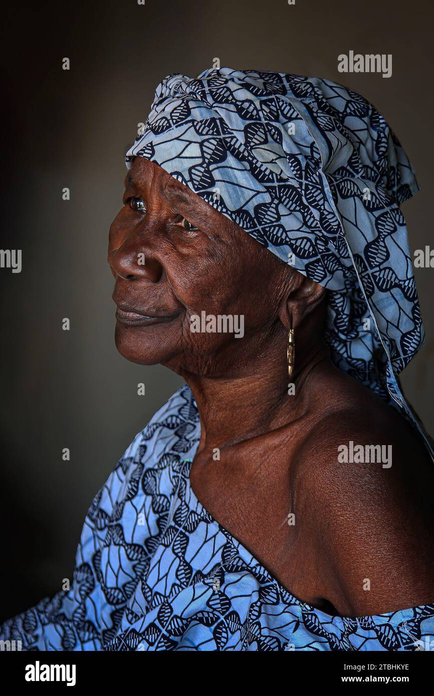 Gambia traditional clothing hi-res stock photography and images - Alamy