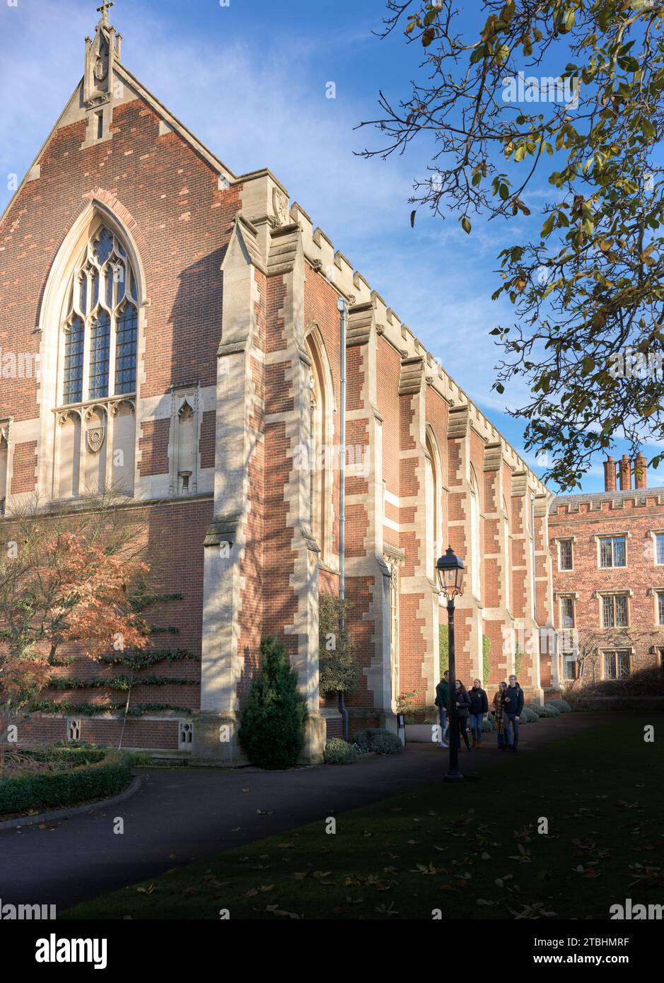 Visitors outside the chapel in Walnut Tree Court, Queens' College ...