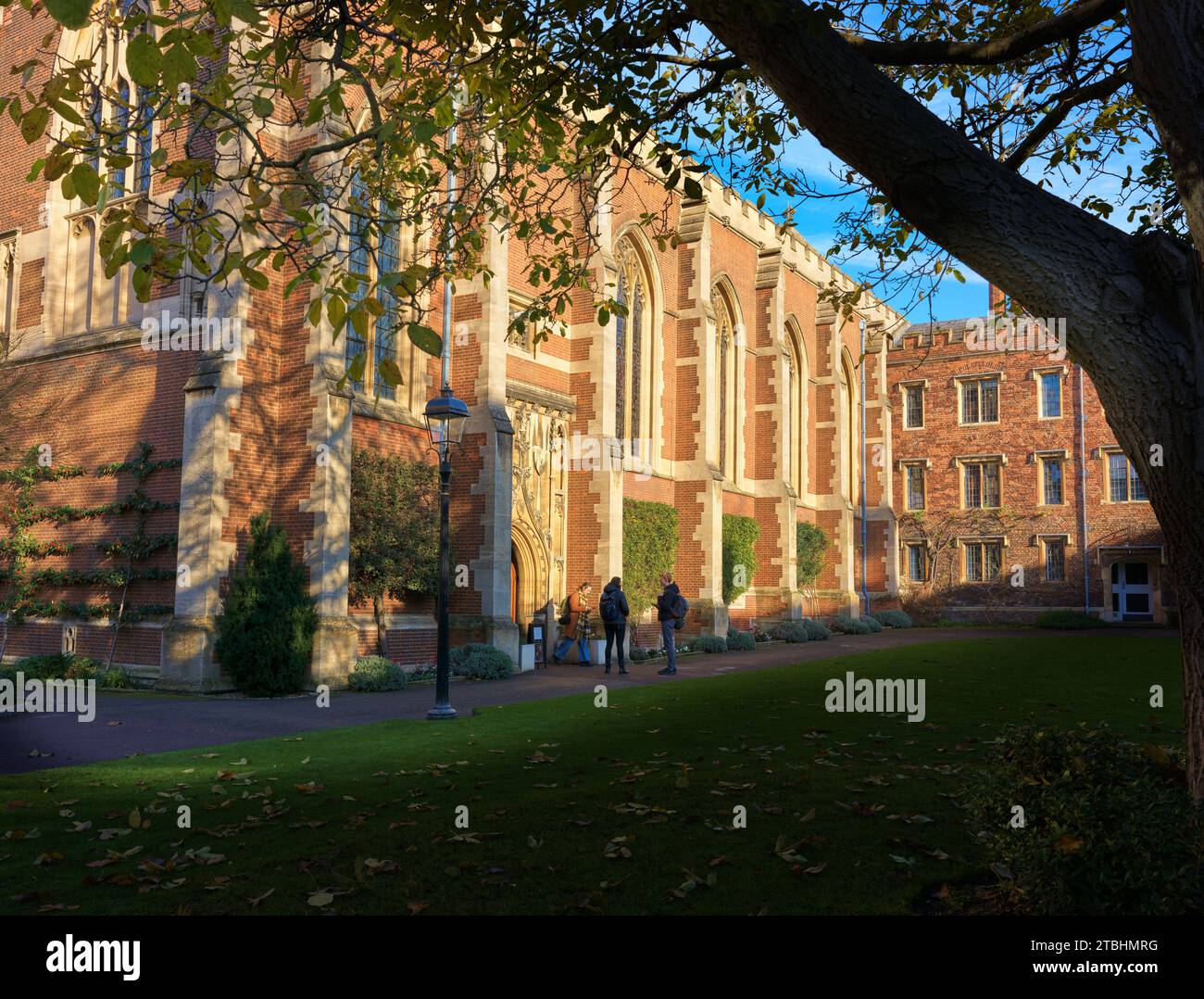 Visitors outside the chapel in Walnut Tree Court, Queens' College ...