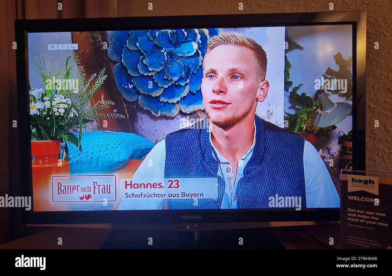 Tv screen rtl hi-res stock photography and images - Alamy