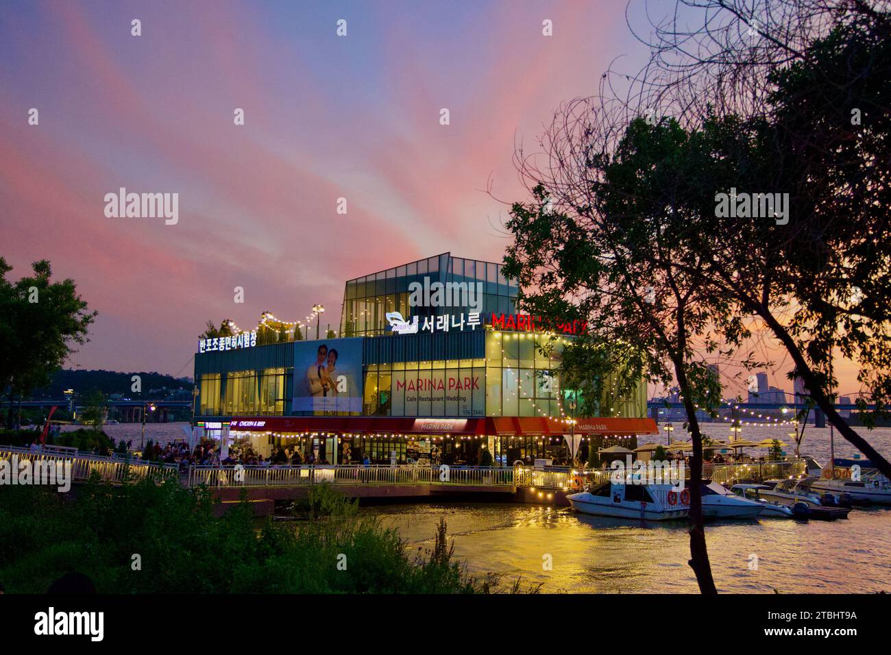 A picture of Marina Park in Banpo Hangang Park in Seoul, South Korea ...
