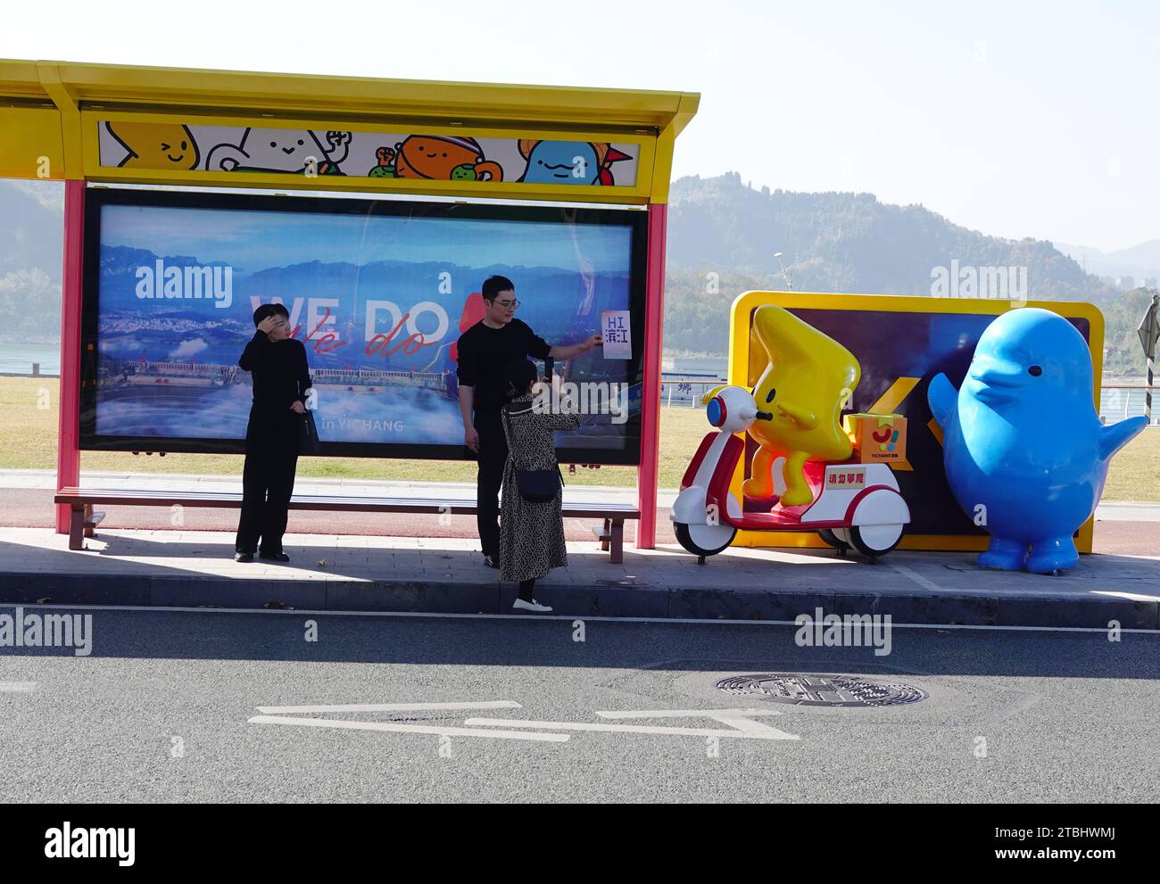 Yichang, China. 07th Dec, 2023. A theme bus stop on Yanjiang Avenue in ...