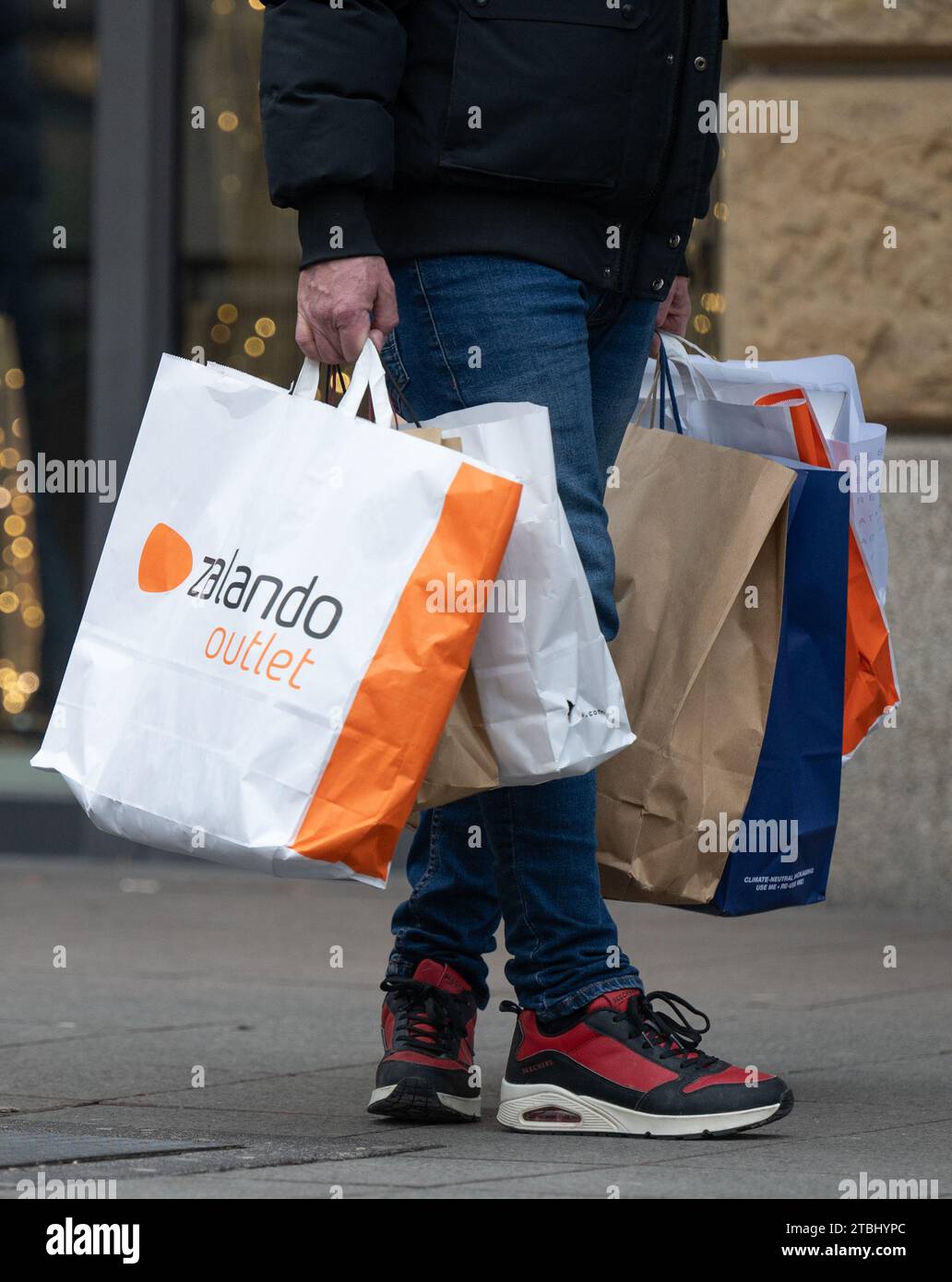 07 December 2023, Hesse, Frankfurt/Main: A man walks along the Zeil in ...