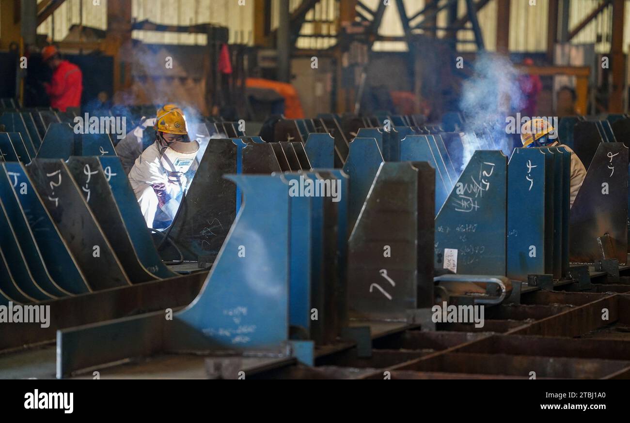 Shipbuilding china weld hi-res stock photography and images - Alamy