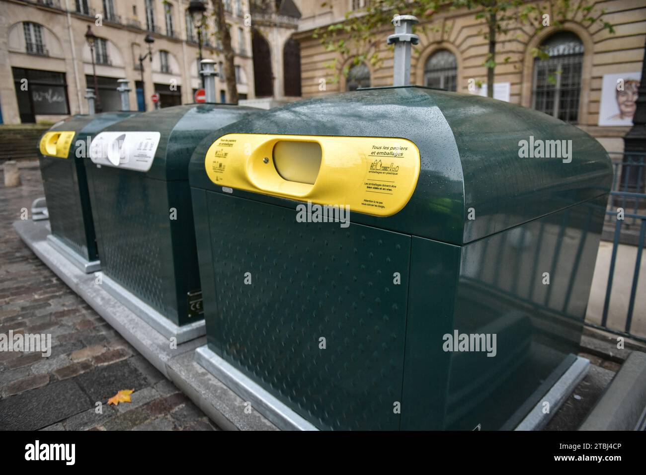 Paris, France. 07th Dec, 2023. This photograph shows the new food waste ...