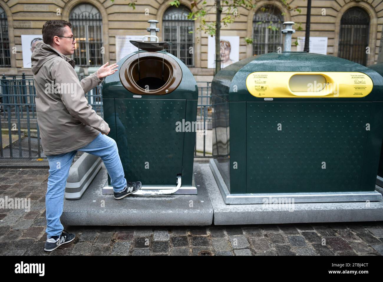 Paris, France. 07th Dec, 2023. An employee presents the new food waste ...