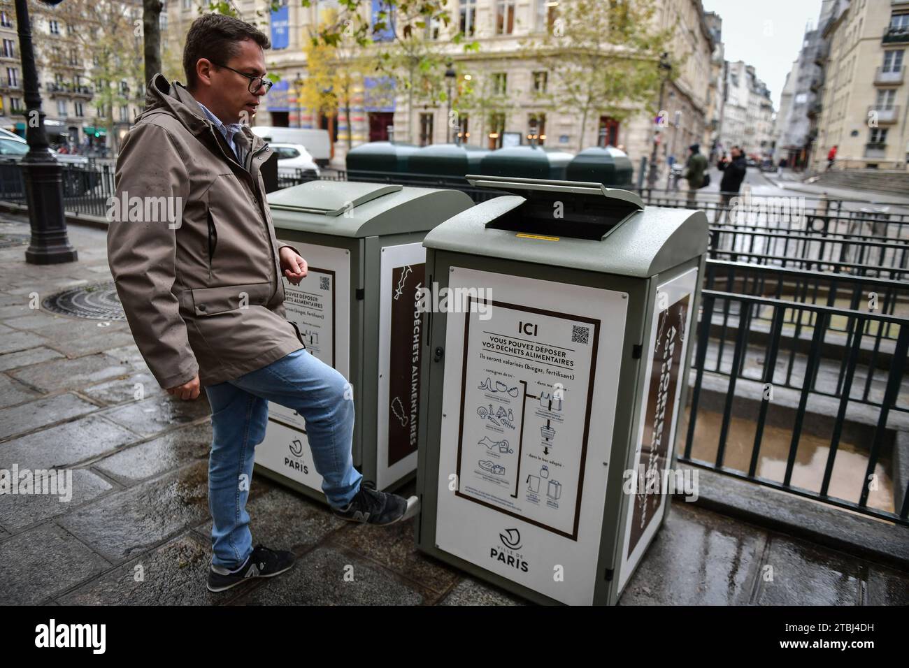 Paris, France. 07th Dec, 2023. An employee presents the new food waste ...