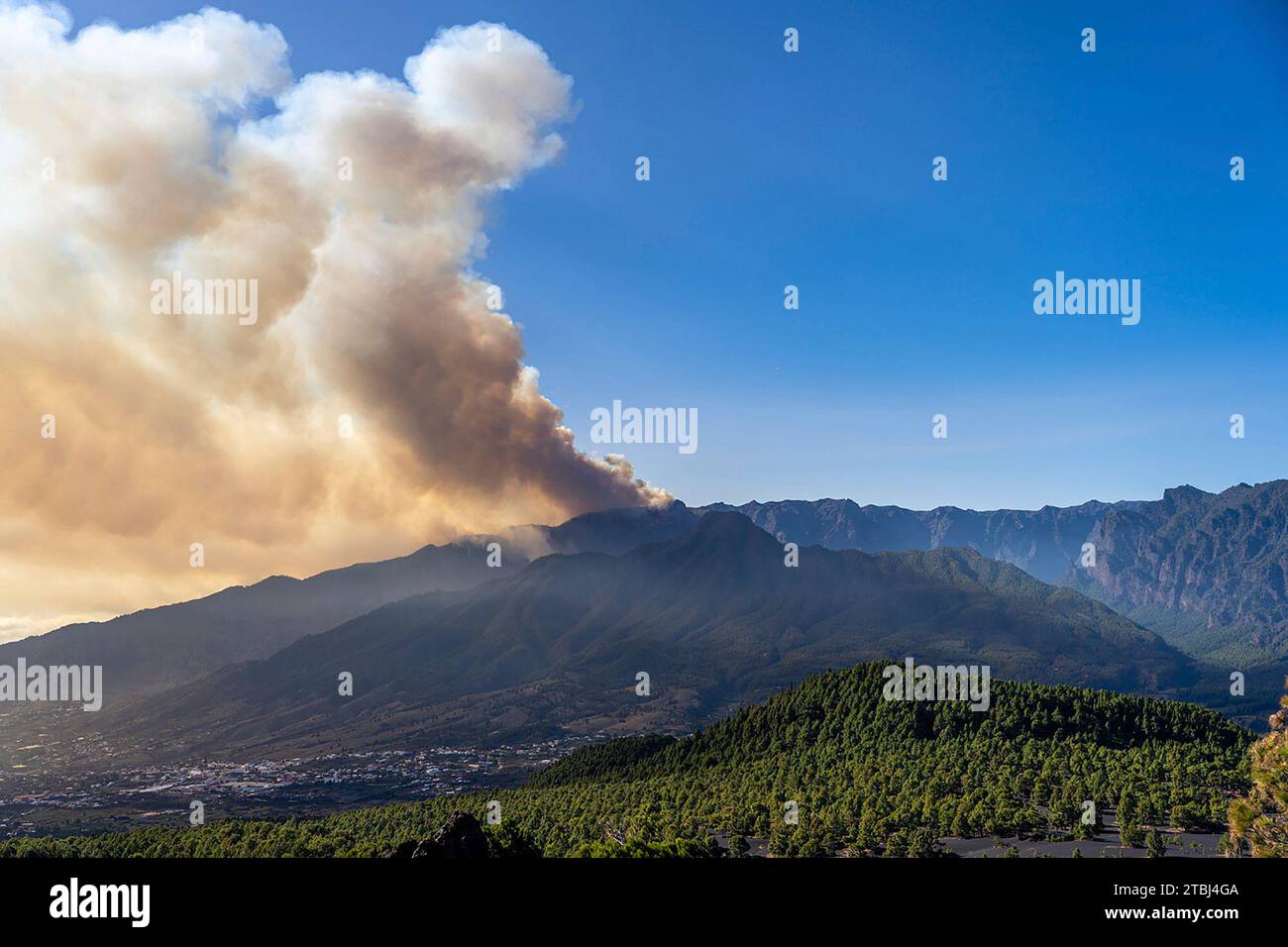 Smoke caused by the flames of the La Palma fire, 16 July 2023, in ...
