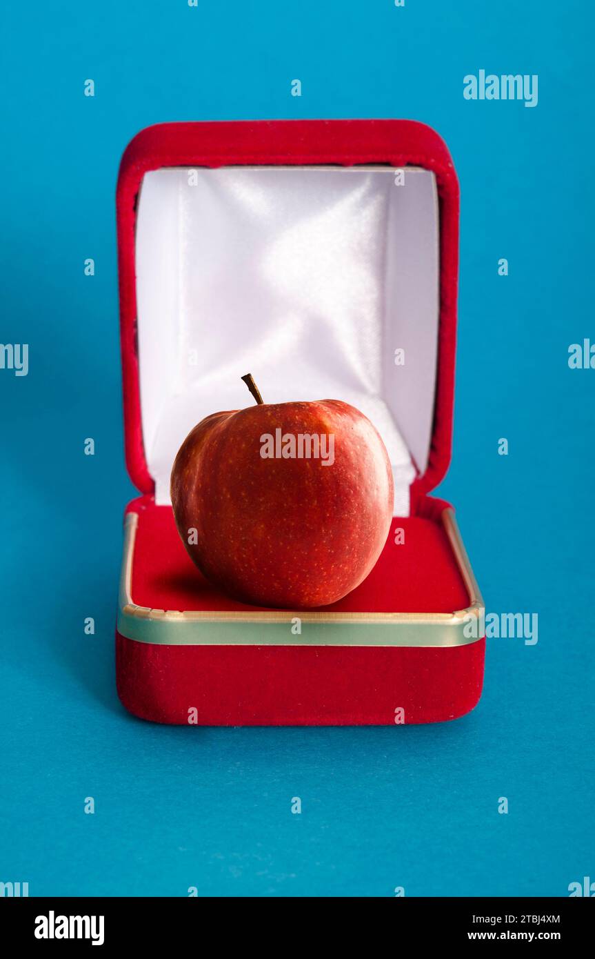 Red apple in a gift box hi-res stock photography and images - Alamy