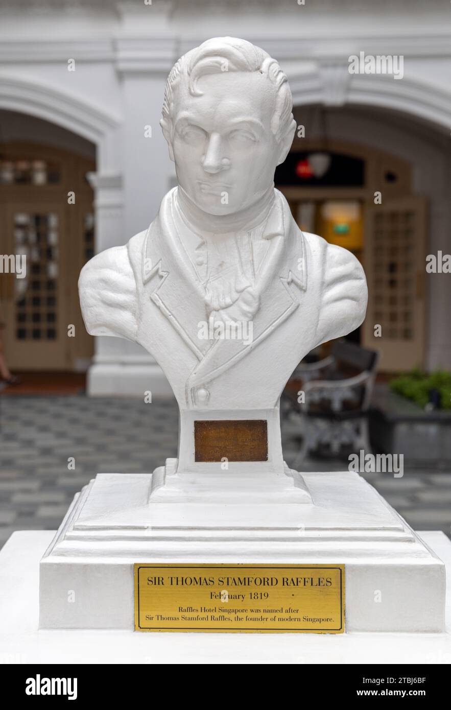 Bust of Sir Thomas Stamford Raffles in the Raffles Hotel courtyard, Singapore Stock Photo - Alamy
