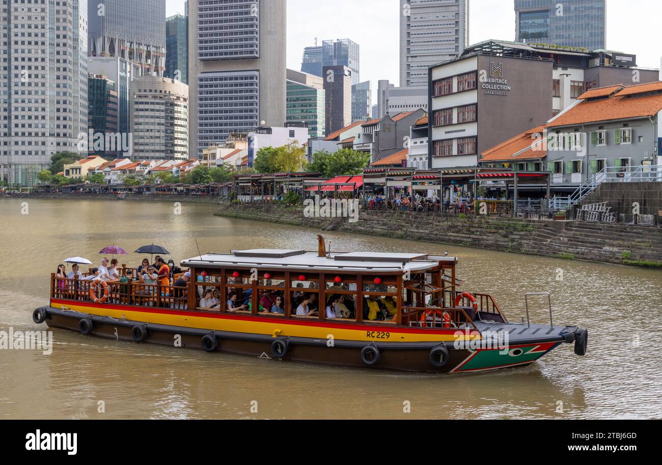 Bumboat taking tourists on a Singapore River Cruise, Singapore Stock ...