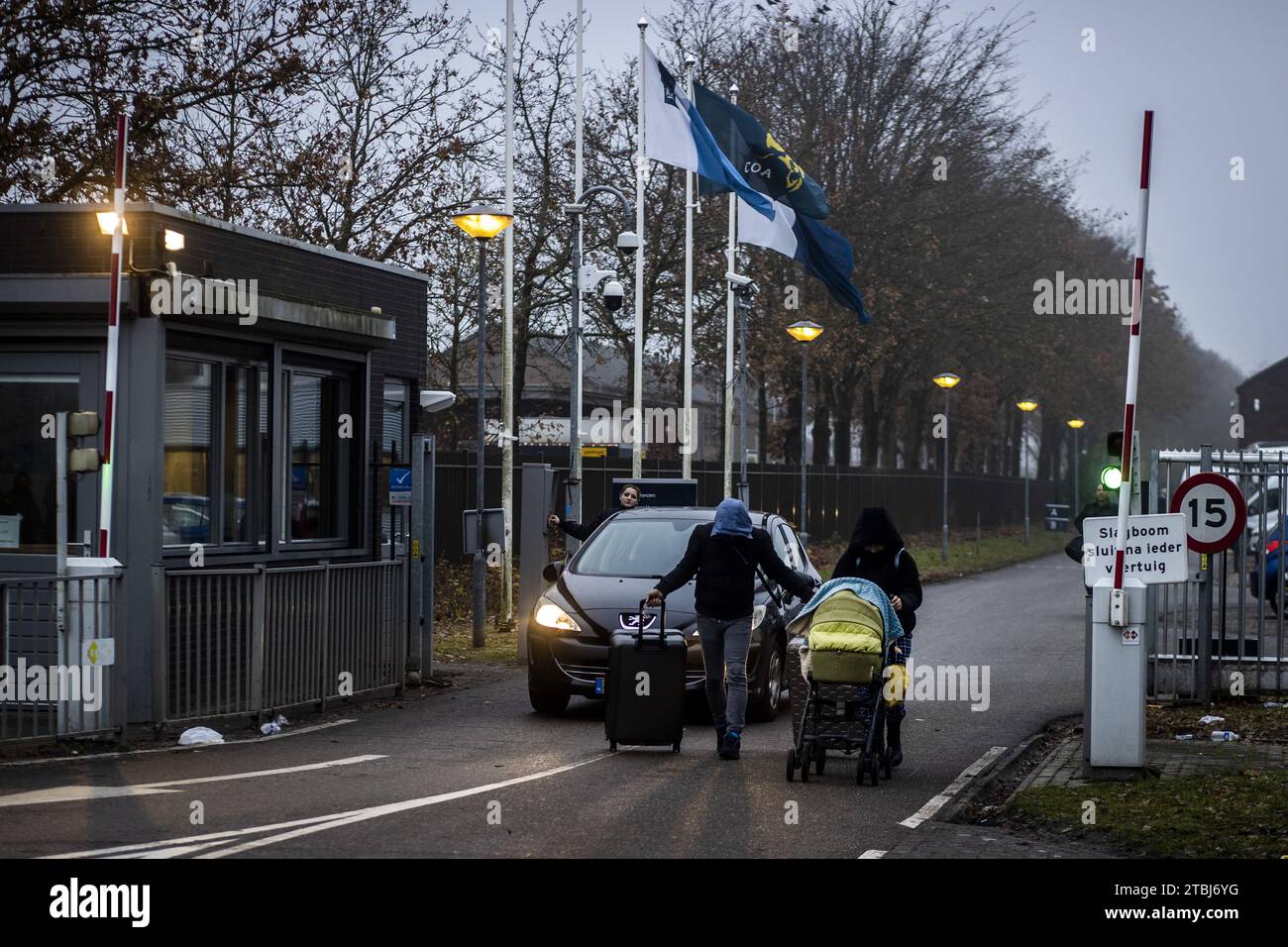 TER APEL - Asylum seekers arrive at the site of the asylum seeker ...