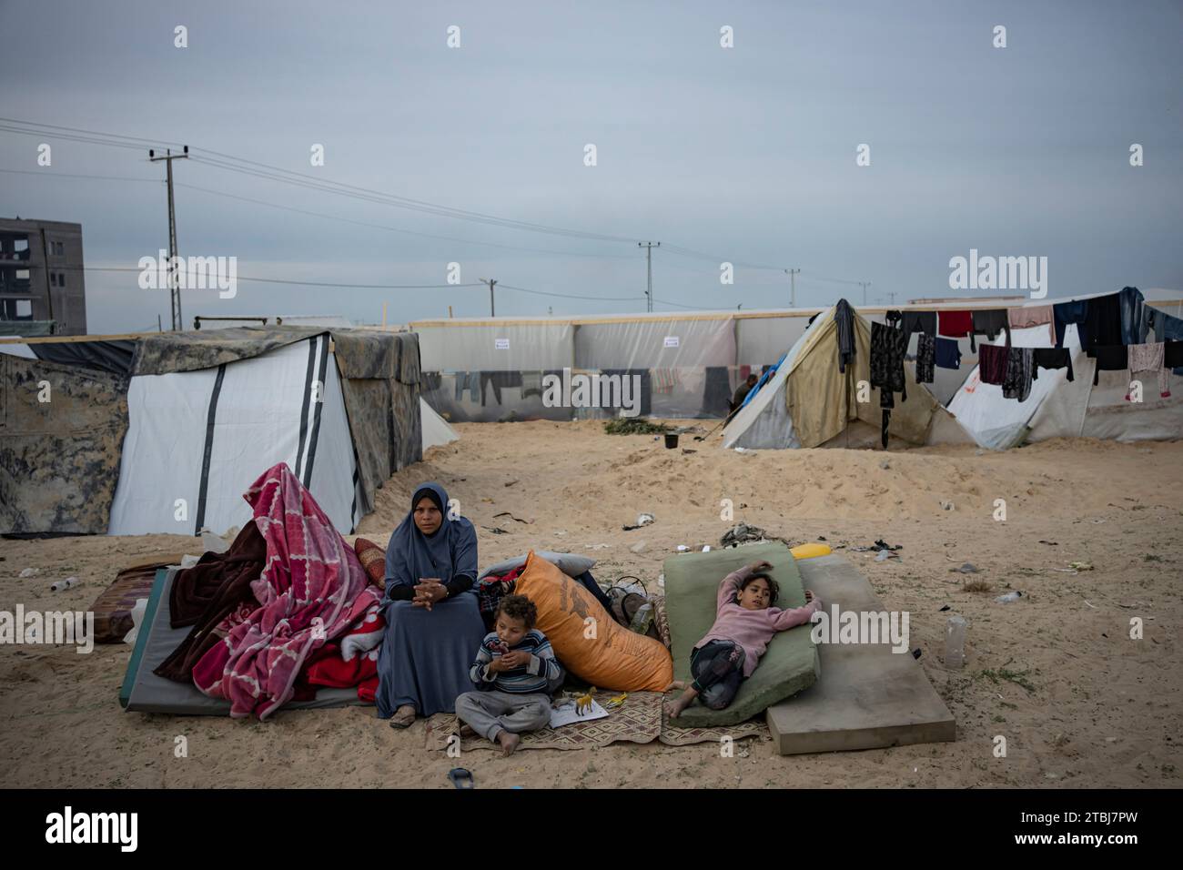 Palestinians displaced by the Israeli ground offensive on the Gaza ...
