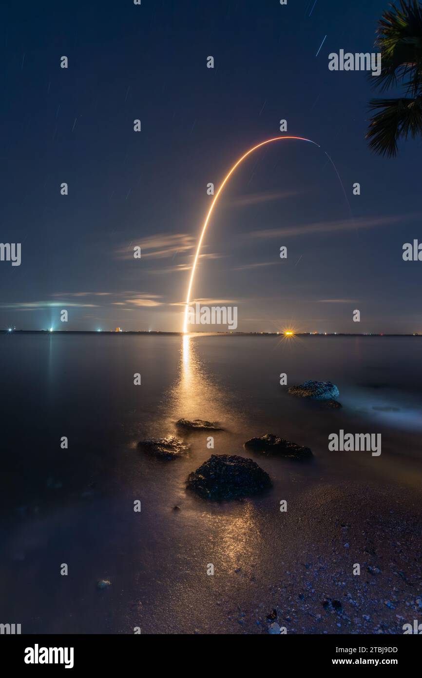 Spacex starlink 6 33 liftoff streak photos hi-res stock photography and ...