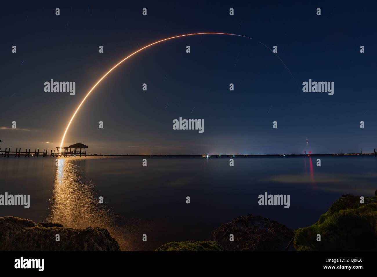 Spacex starlink 6 33 liftoff streak photos hi-res stock photography and ...