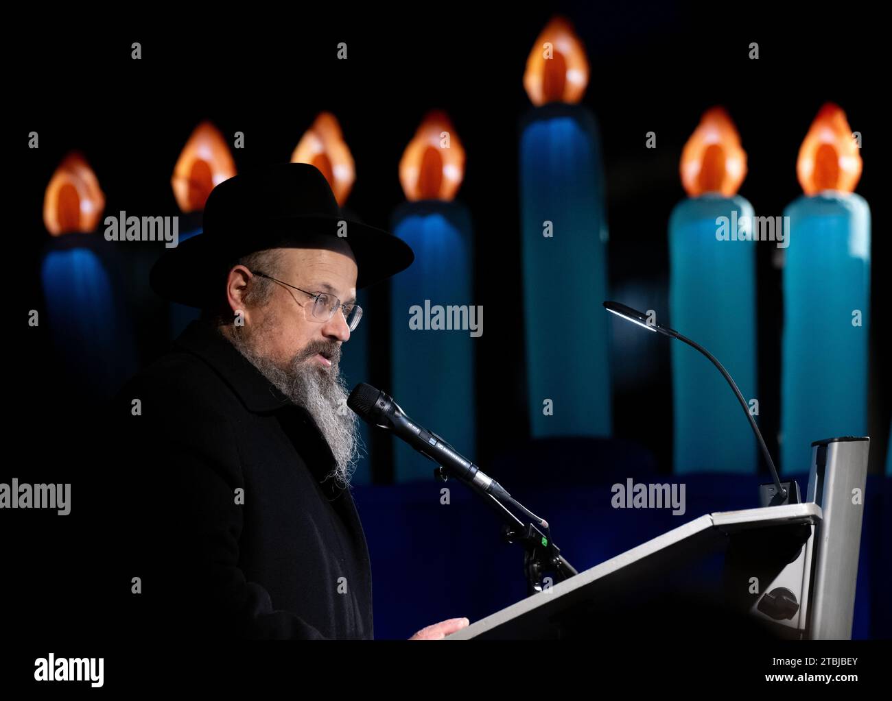 Munich, Germany. 07th Dec, 2023. Rabbi Israel Diskin, speaks in front ...