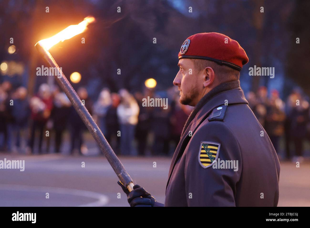 Gera, Germany. 07th Dec, 2023. A Bundeswehr soldier stands with a torch ...