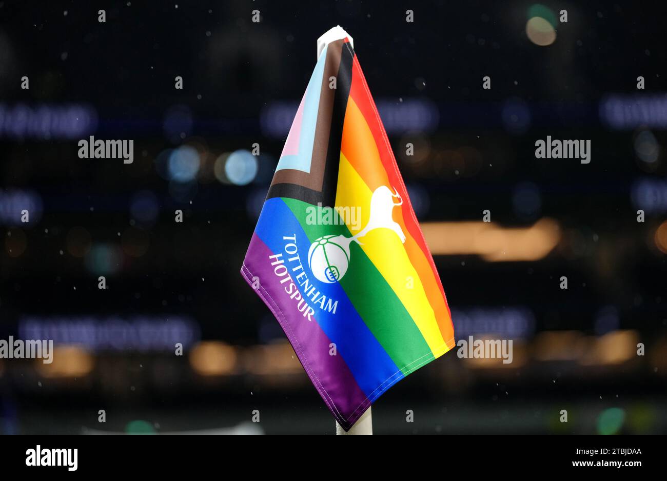 Tottenham hotspur stadium corner flag hi-res stock photography and ...