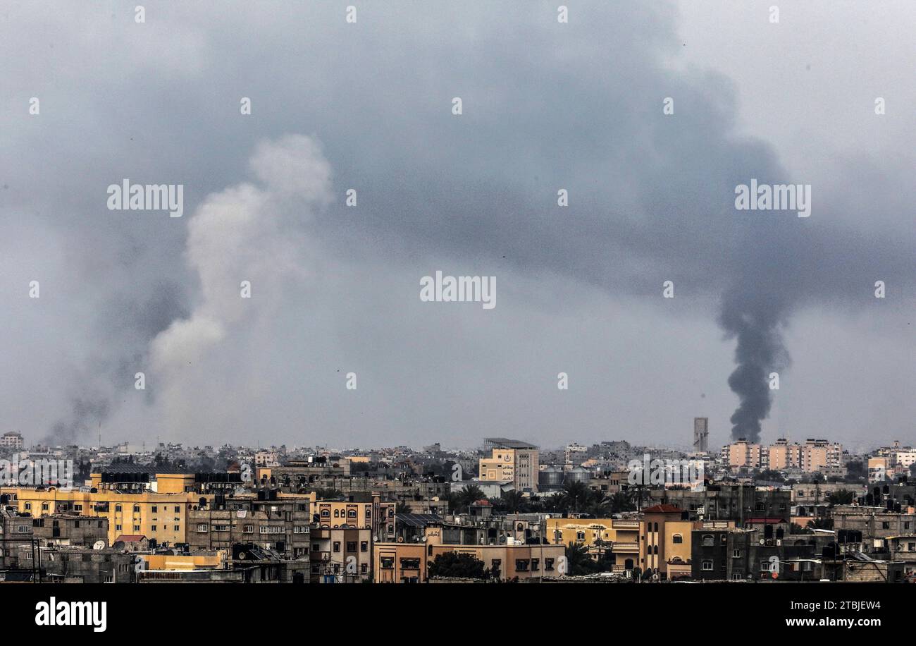 Khan Yunis, Palestinian Territories. 07th Dec, 2023. Smoke rises after ...