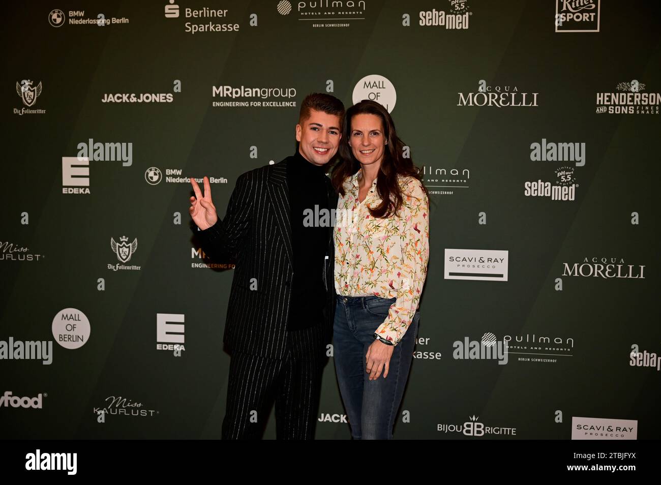 Maximilian Seitz und Katrin Wrobel bei der Strassenfeger Charity Aktion ...