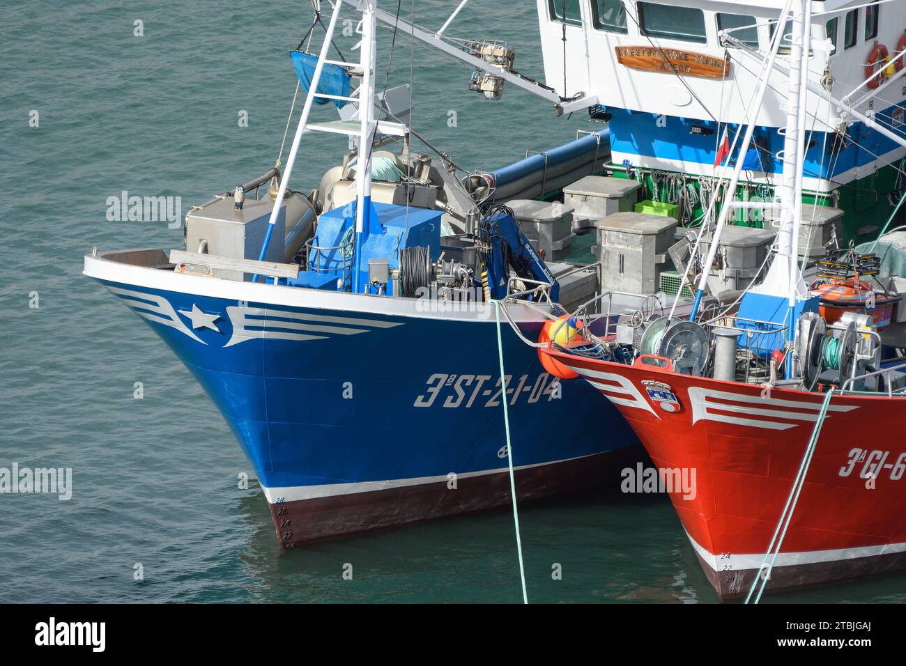 Two fish boats sea shore hi-res stock photography and images - Alamy