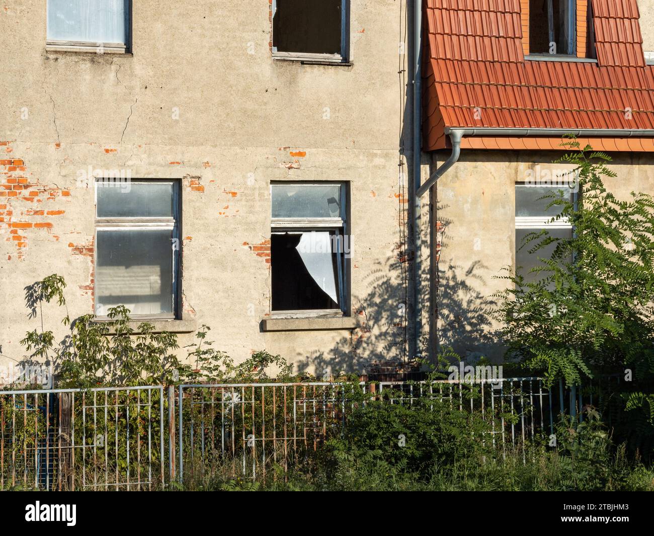 Derelict house smashed windows hi-res stock photography and images - Alamy