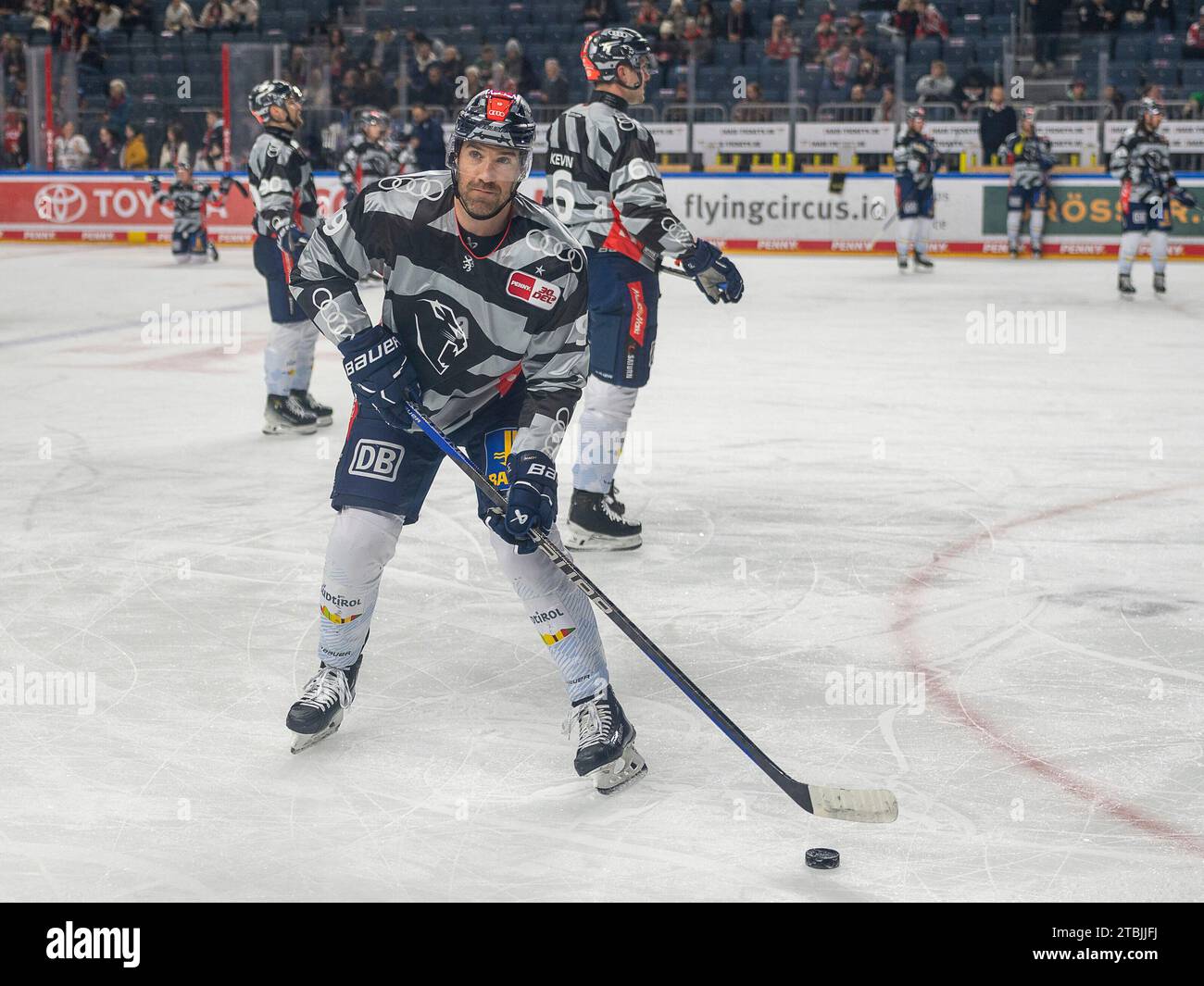 Andrew Rowe (ERC Ingolstadt, #9) beim Aufwaermen. Koelner Haie vs. ERC ...