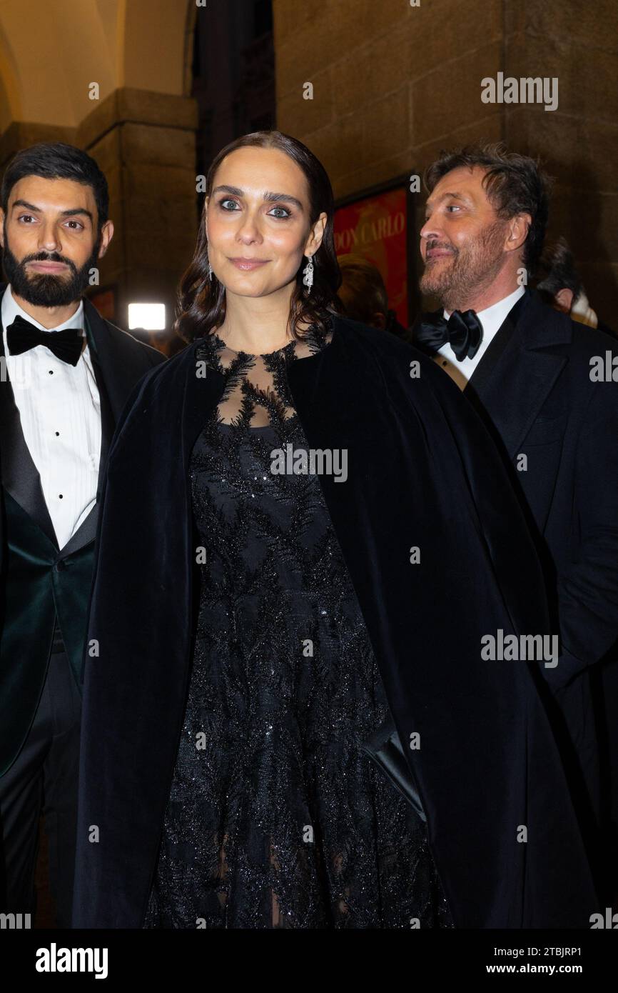 Arrivals of characters before La Scala in Milan. In the photo Lucrezia ...