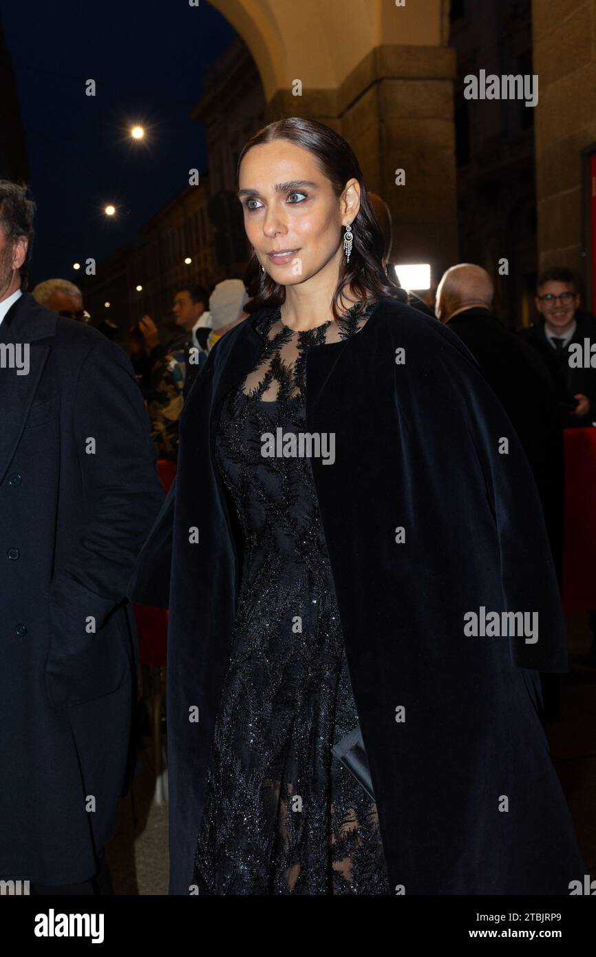 Arrivals of characters before La Scala in Milan. In the photo Lucrezia ...