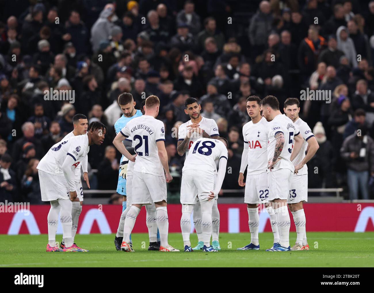 Tottenham hotspur players huddle hi-res stock photography and images ...