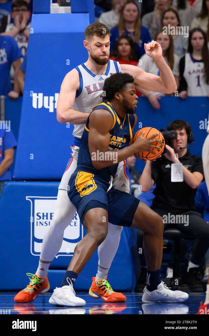 Kansas center Hunter Dickinson, in back, defends against Kansas City ...