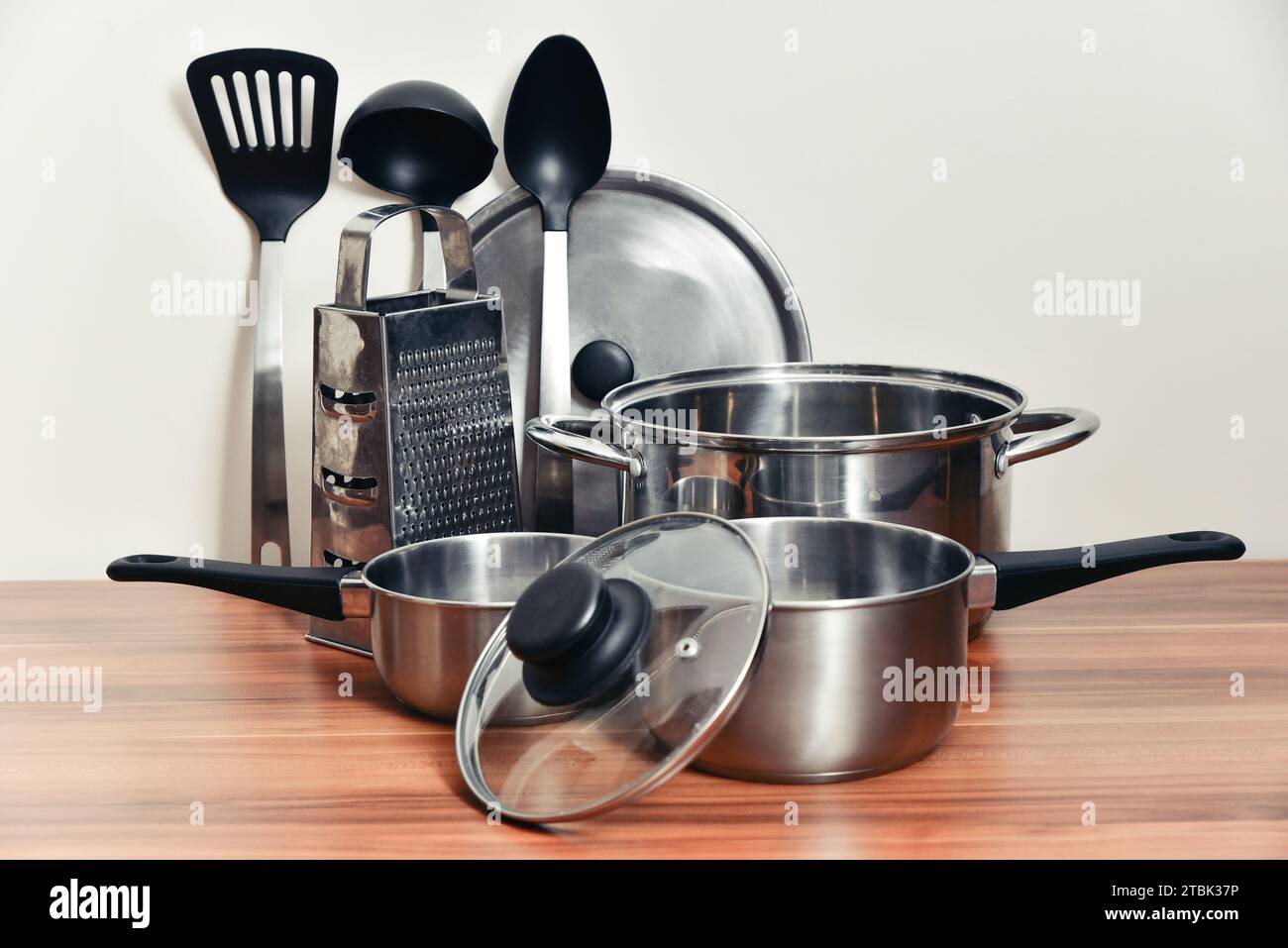 Collection dishes frying pan hi-res stock photography and images - Alamy