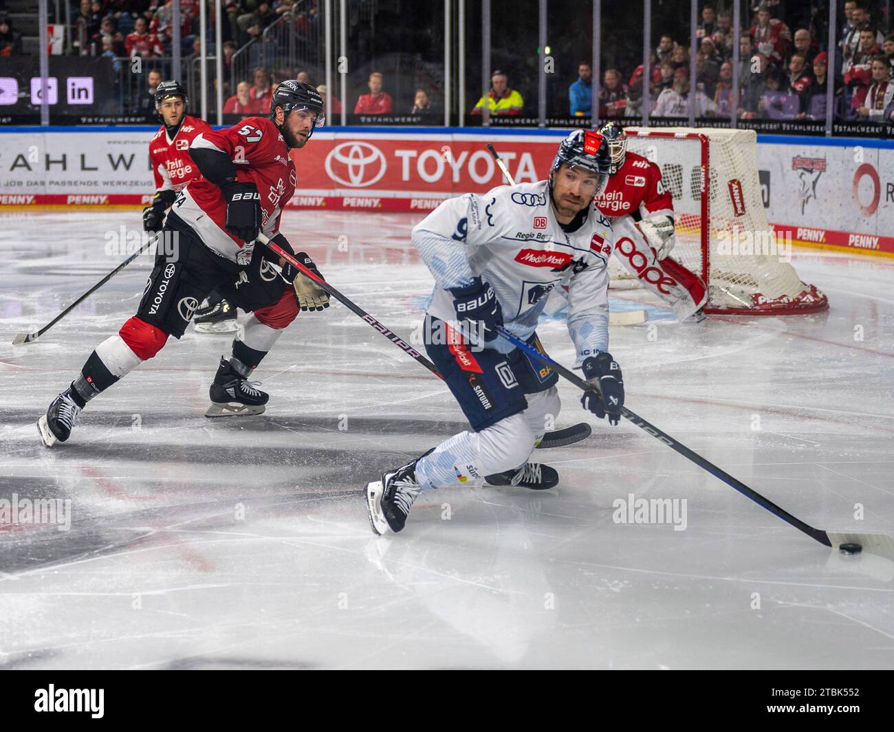 Andrew Rowe (ERC Ingolstadt, #9) im Angriffsdrittel wird bedraengt von ...
