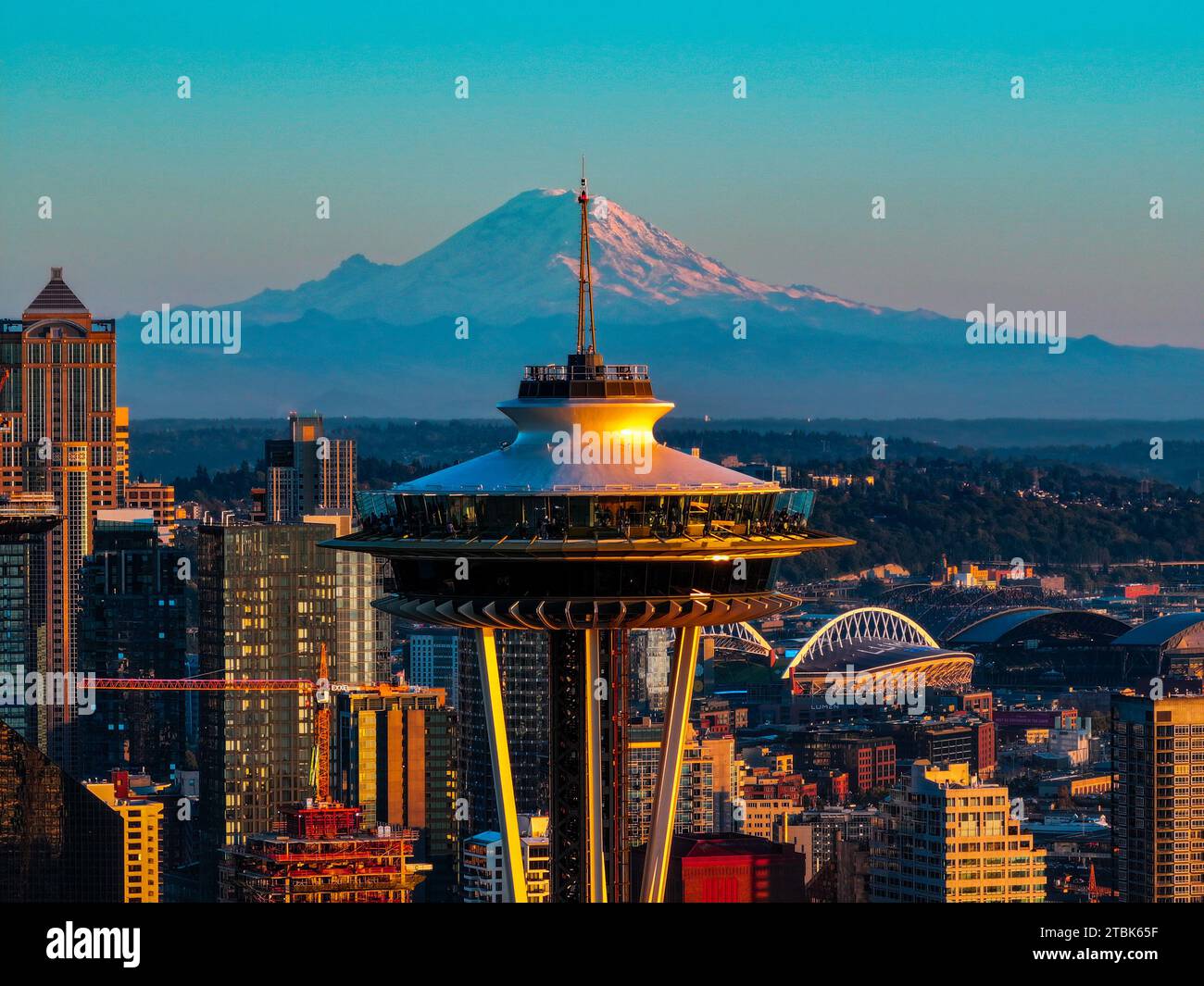 Golden Ray Reflecting over the Space Needle and Mt Rainier Stock Photo - Alamy