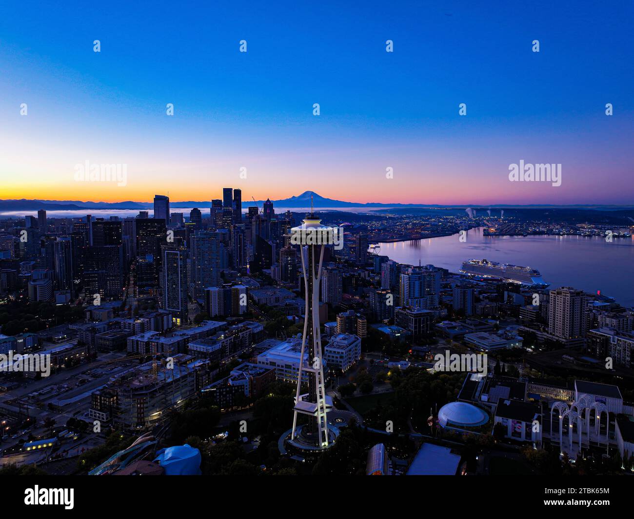 Beautiful Cool Crisp Morning Over Seattle Stock Photo - Alamy