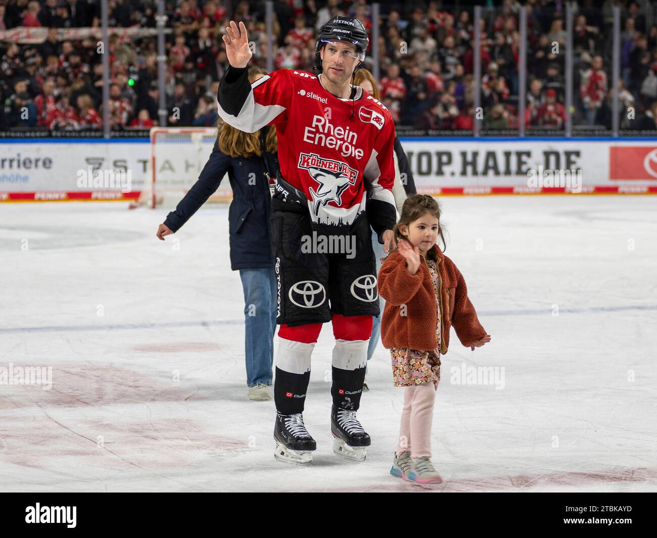 Mark Olver (Koelner Haie, #21) und seine Tochter bedanken sich bei den ...
