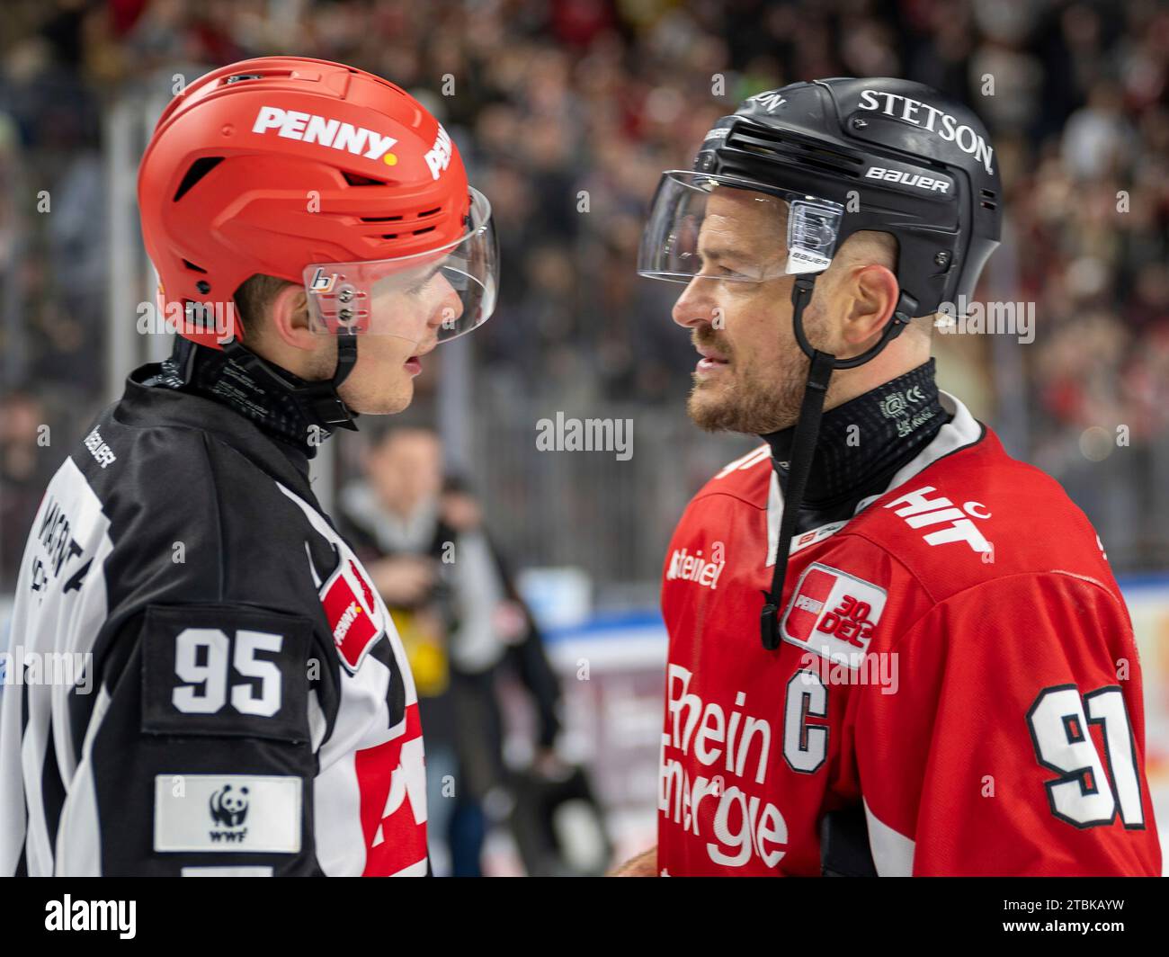 Moritz Mueller (Koelner Haie, #91) im Gespraech mit einem Schiedsrichter. Koelner Haie vs. ERC ...