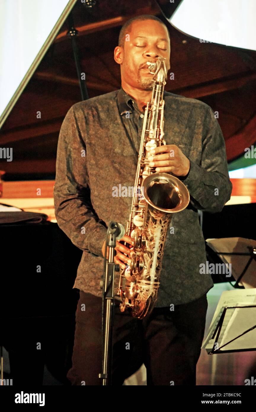 Brass quintet playing hi-res stock photography and images - Alamy