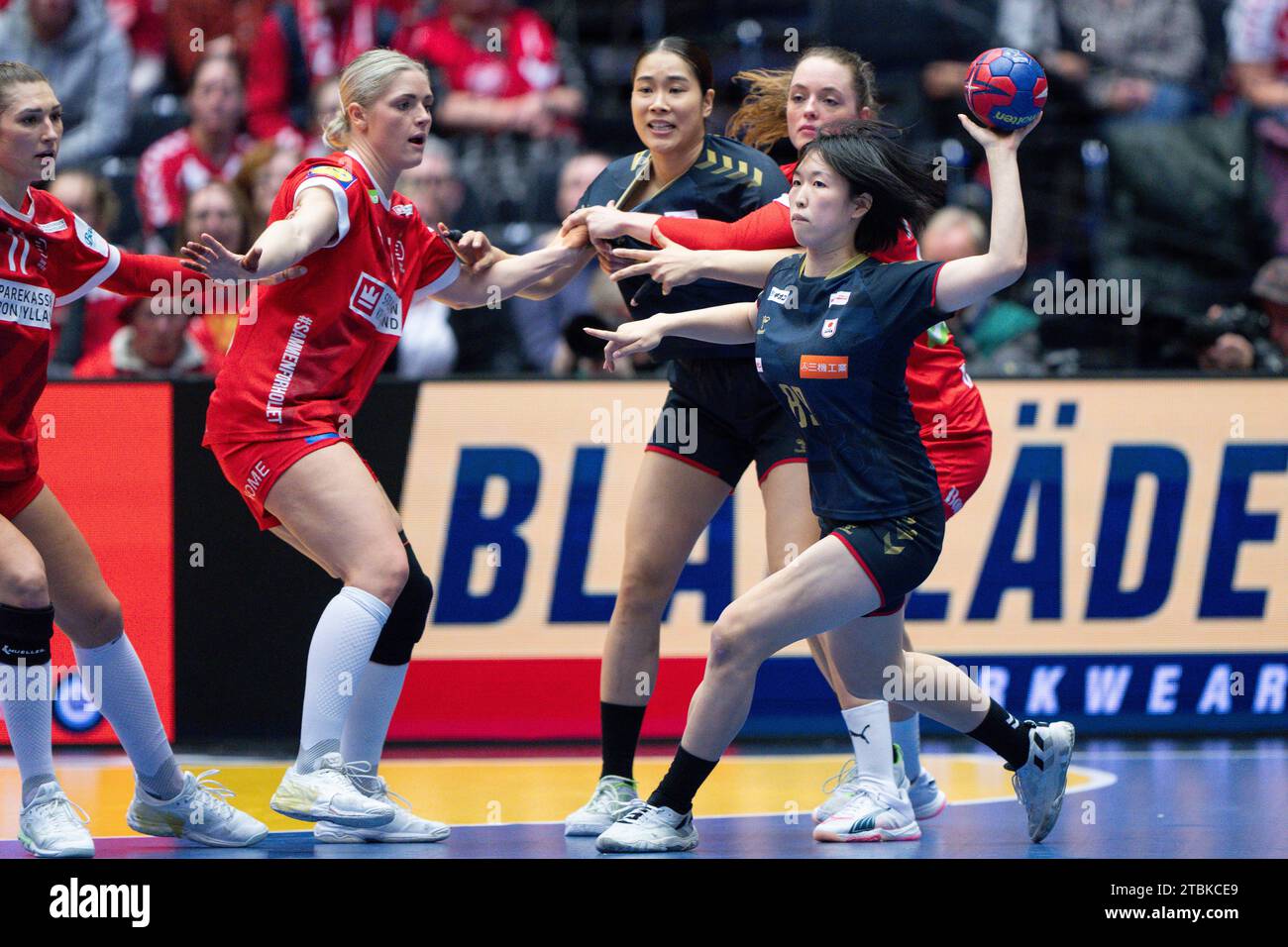 Japans Sora Ishikawa iin front of Denmarks Kristina Joergensen, Sarah ...