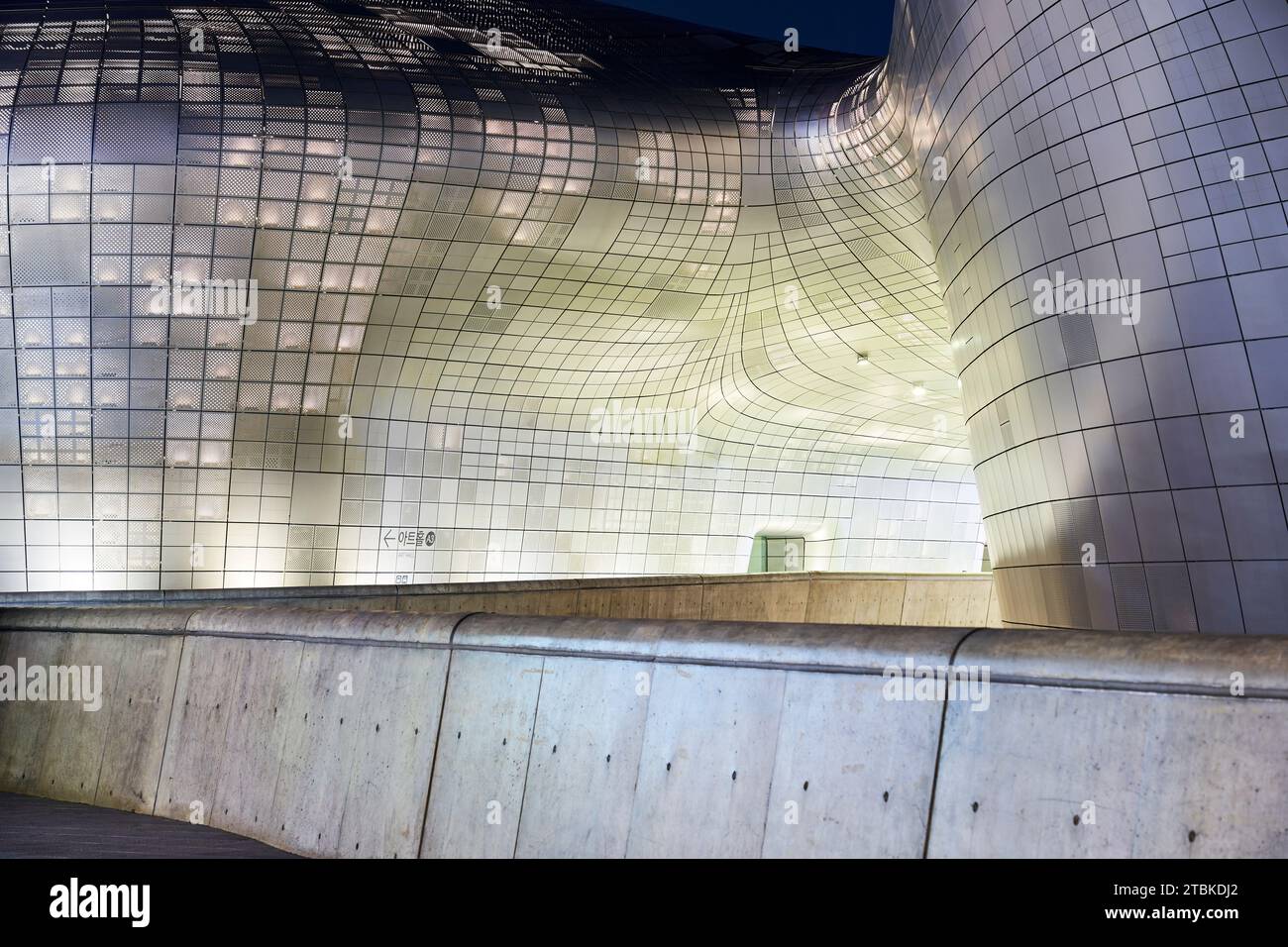 Arhitectural pearl, DDP │ Dongdaemun Design Plaza, night view of modern ...