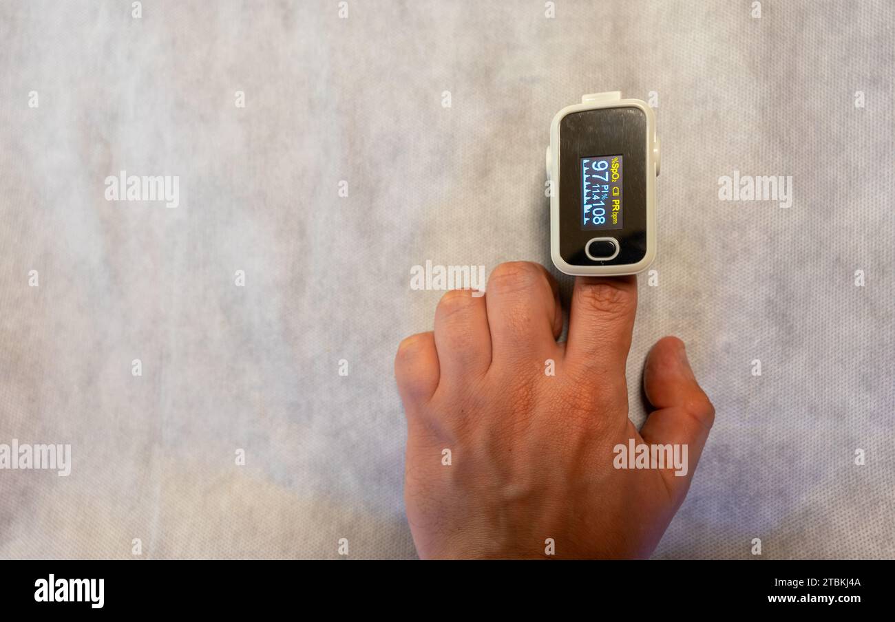 Pulse oximeter hand hi-res stock photography and images - Alamy