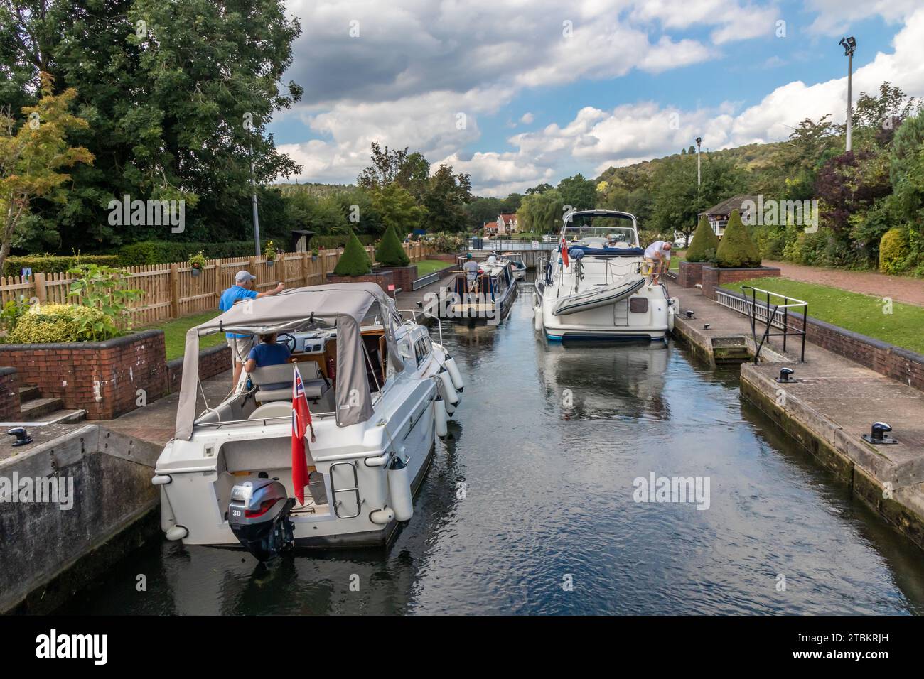 Boats in Hambleden Lock, River Thames, Buckinghamshire, England, UK ...
