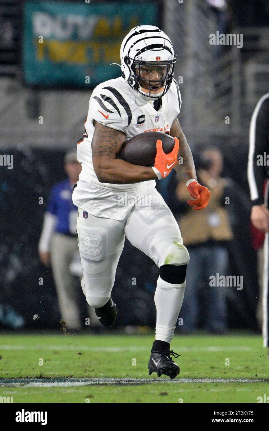 Cincinnati Bengals running back Joe Mixon (28) rushes for yardage ...