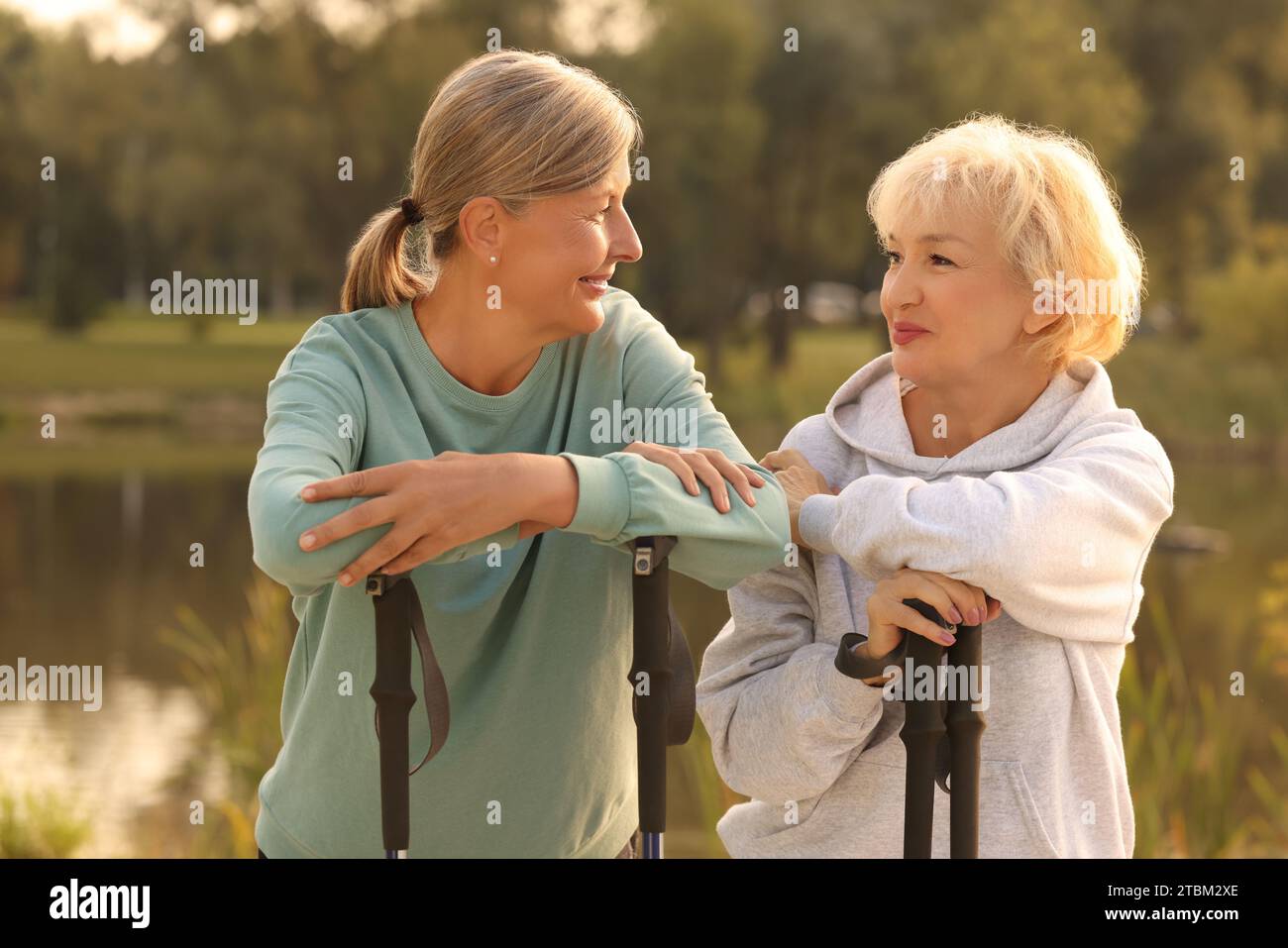 Two mature women friends holiday hi-res stock photography and images ...