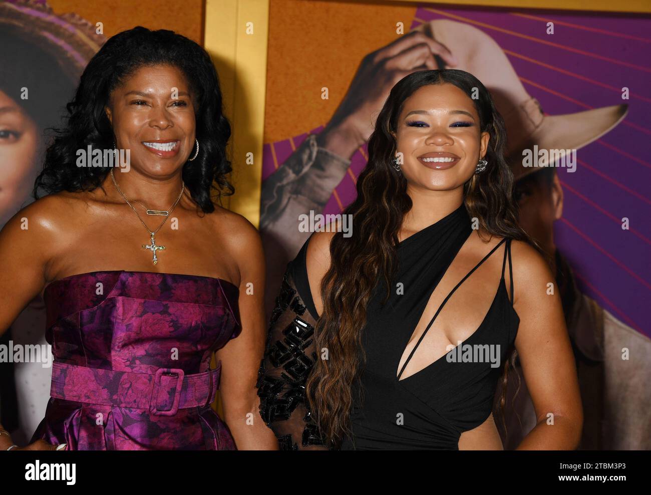LOS ANGELES, CALIFORNIA - DECEMBER 06: (L-R) Robyn Simpson Reid and ...