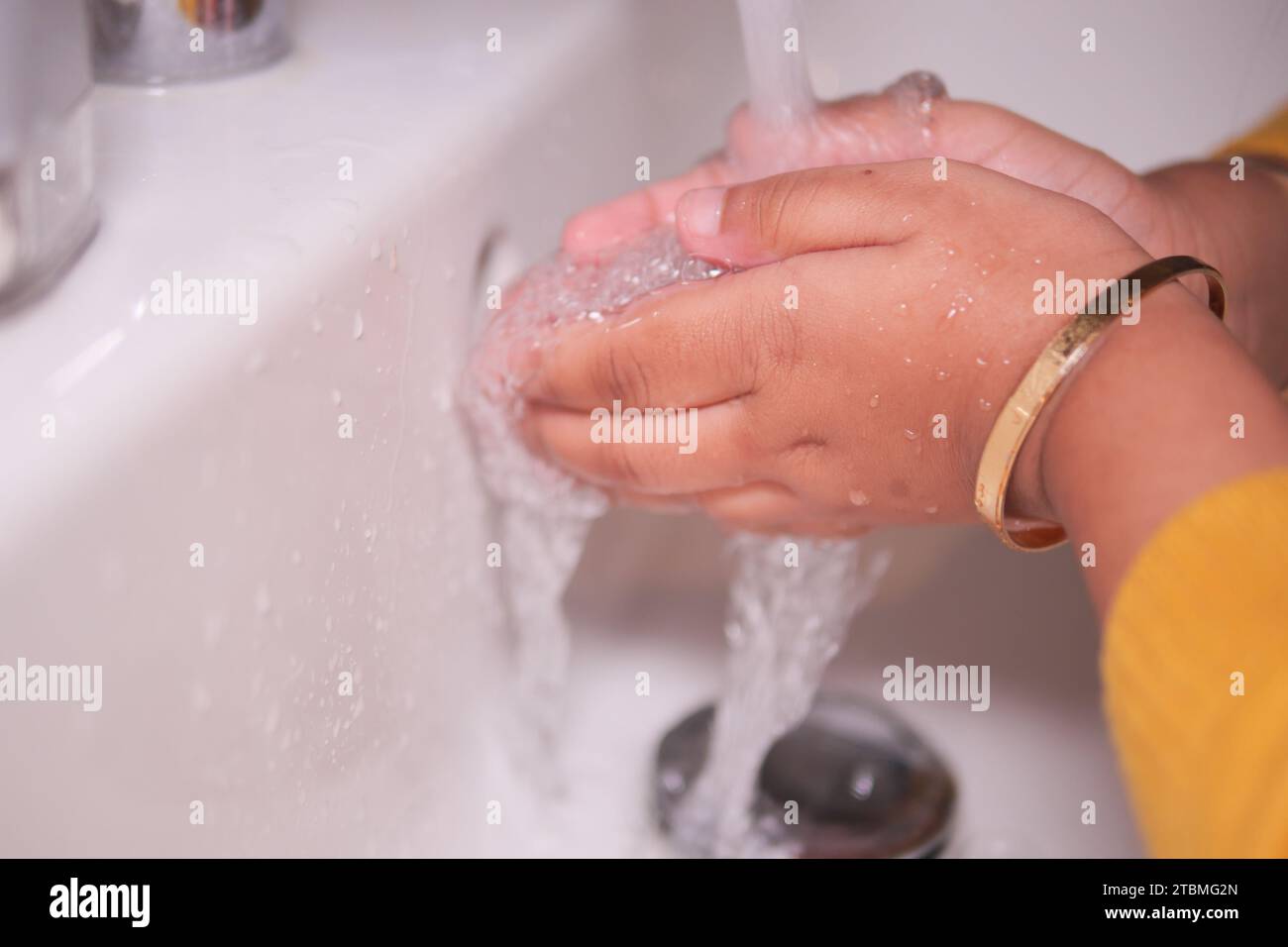 child washing hands with soap Stock Photo - Alamy