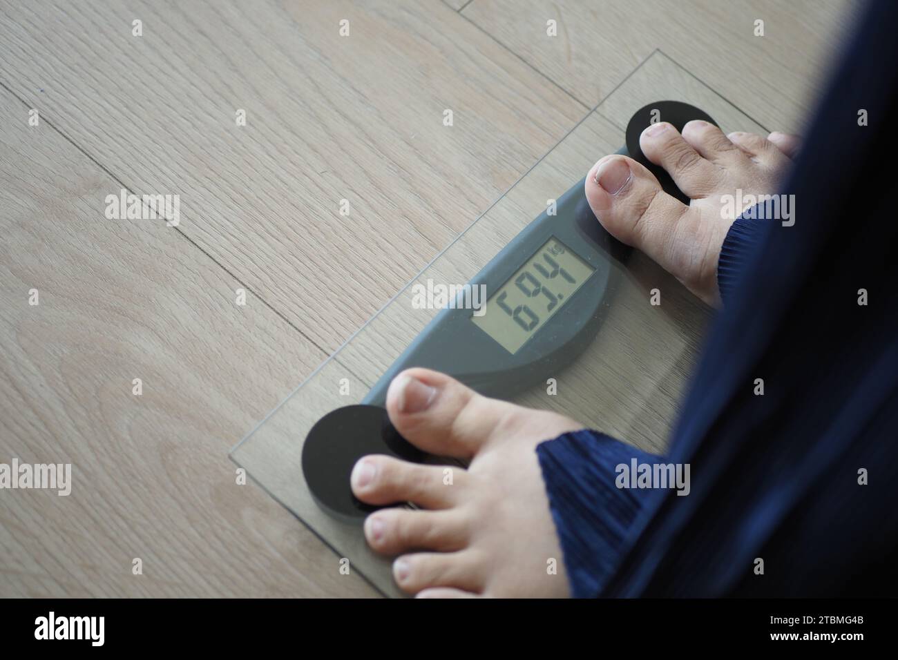 woman's feet on weight scale close up Stock Photo - Alamy